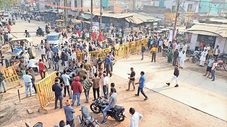 DAP stock ends in Basai and Sevdha, farmers block roads | बसई और ...