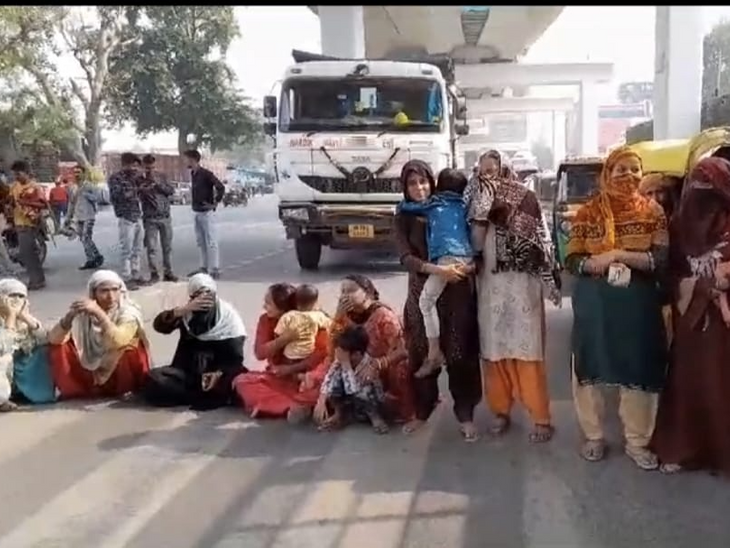 Women worried about water staged a protest | पानी के लिए परेशान महिलाओं ...
