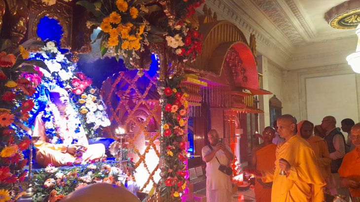 108 lamps lit in ISKCON, followers witnessed the Aarti | इस्कॉन में 108 ...