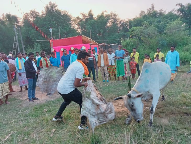 Crowd of people gathered at Goru Khunta in Junbani | जूनबनी में गोरू ...