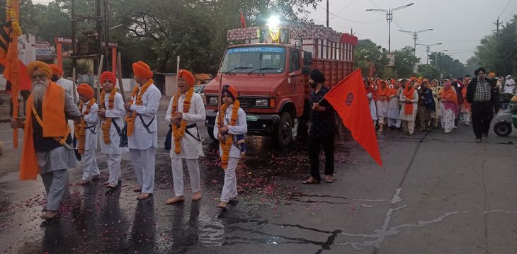 Sikh community took out Prabhat Pheri on the Prakash Parv of Guru Nanak ...