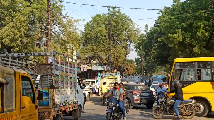 Jam being created at Anjad Naka due to narrow culvert | संकरी पुलिया से ...