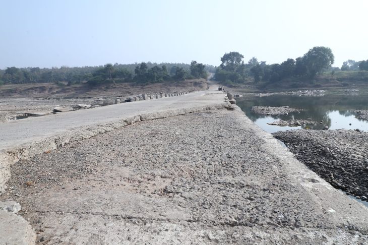 Broken culverts on the roads of the region, no one even repairs them ...