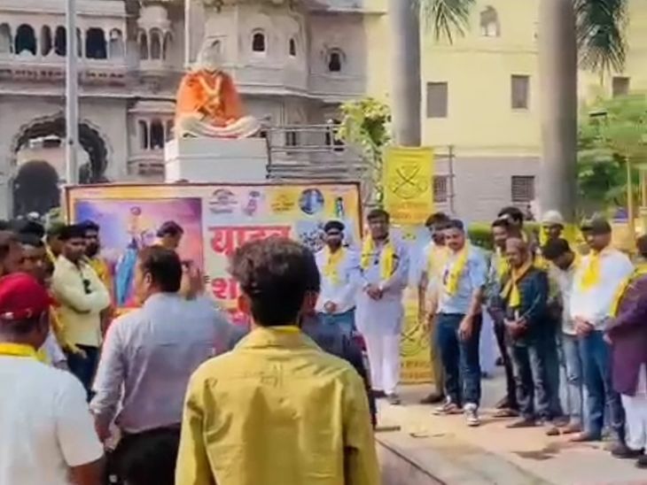 Offered floral tribute at Rajbada Chowk in Indore | इंदौर में राजबाड़ा ...