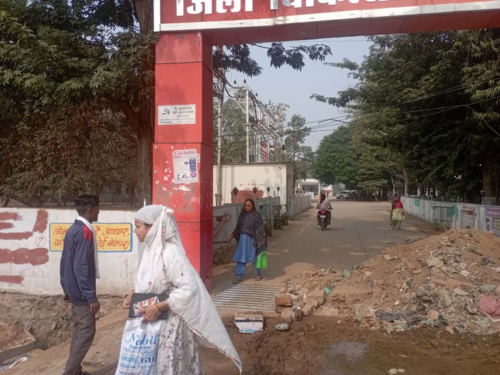 Case of main gate of district hospital | जिला अस्पताल के मैन गेट का ...