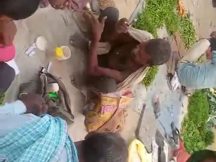 A quack is selling treatment in the weekly market in Lakhimpur Kheri ...