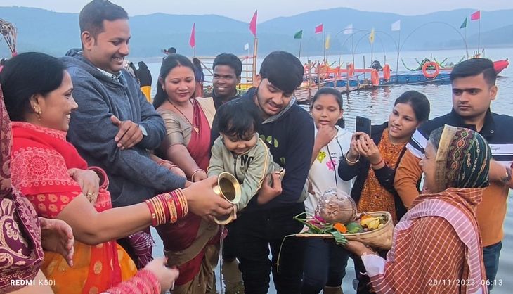 JIP member Devyani Murmu offered Arghya to the rising sun, distributed ...