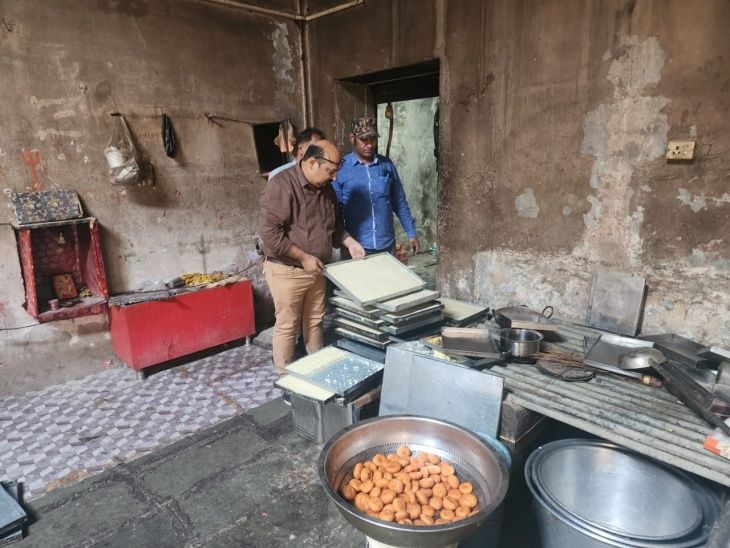 Food safety team destroyed contaminated sweets | खाद्य सुरक्षा टीम ने ...