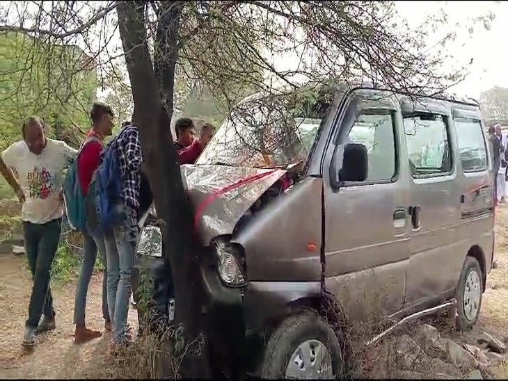 19 children were crammed in a seven seater van, it collided with a tree ...
