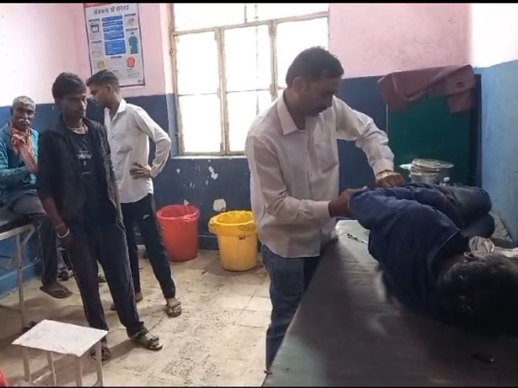 In Rae Bareli, two sides fought with sticks. | रायबरेली में दो पक्षों ...