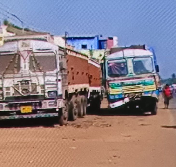 Two injured in collision between two trucks, traffic disrupted | दो ...