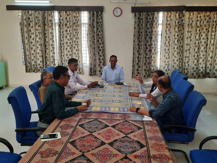 Meeting of counting officers and employees | मतगणना अधिकारियों एवं ...