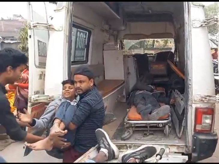 Collision between auto and bike in Rae Bareli | रायबरेली में ऑटो व बाइक ...