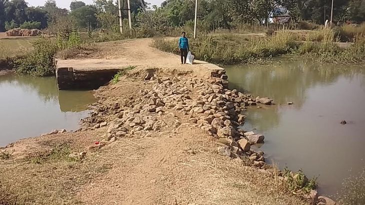 Bridge broken, access road to Muktidham also bad | पुल टूटा, मुक्तिधाम ...