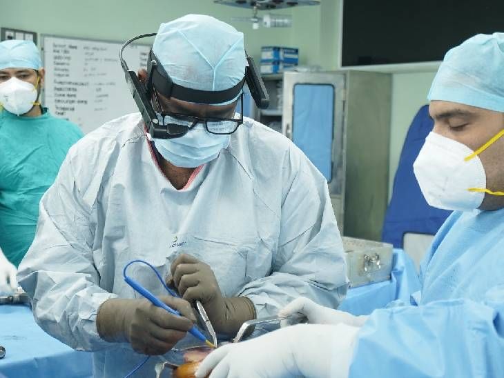 Knee replacement using augmented reality system for the first time in ...