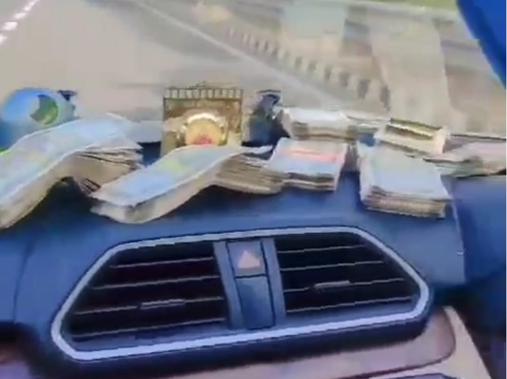 Video of bundles of notes in car goes viral | कार में नोटों की गडि्डयों ...