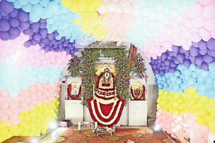 Shyam Baba's birth anniversary: Decorated with 10 thousand balloons and ...