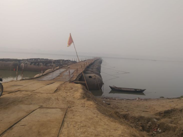 Traffic started on Pipa bridge of Bhadohi | भदोही के पीपा पुल पर आवागमन ...