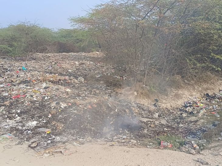 Garbage being dumped on public roads in Hardoi | हरदोई में सार्वजनिक ...