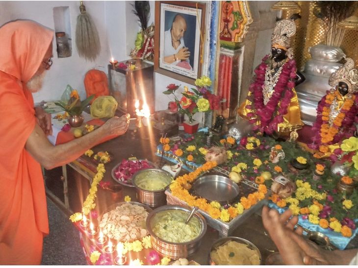 Special worship was done in the ancient Pandharinath temple of ...