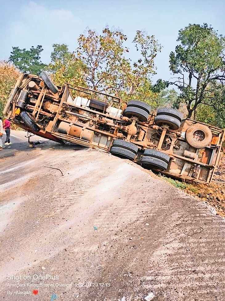 tanker full of diesel overturned | डीजल से भरा टैंकर पलटा - Silwani ...