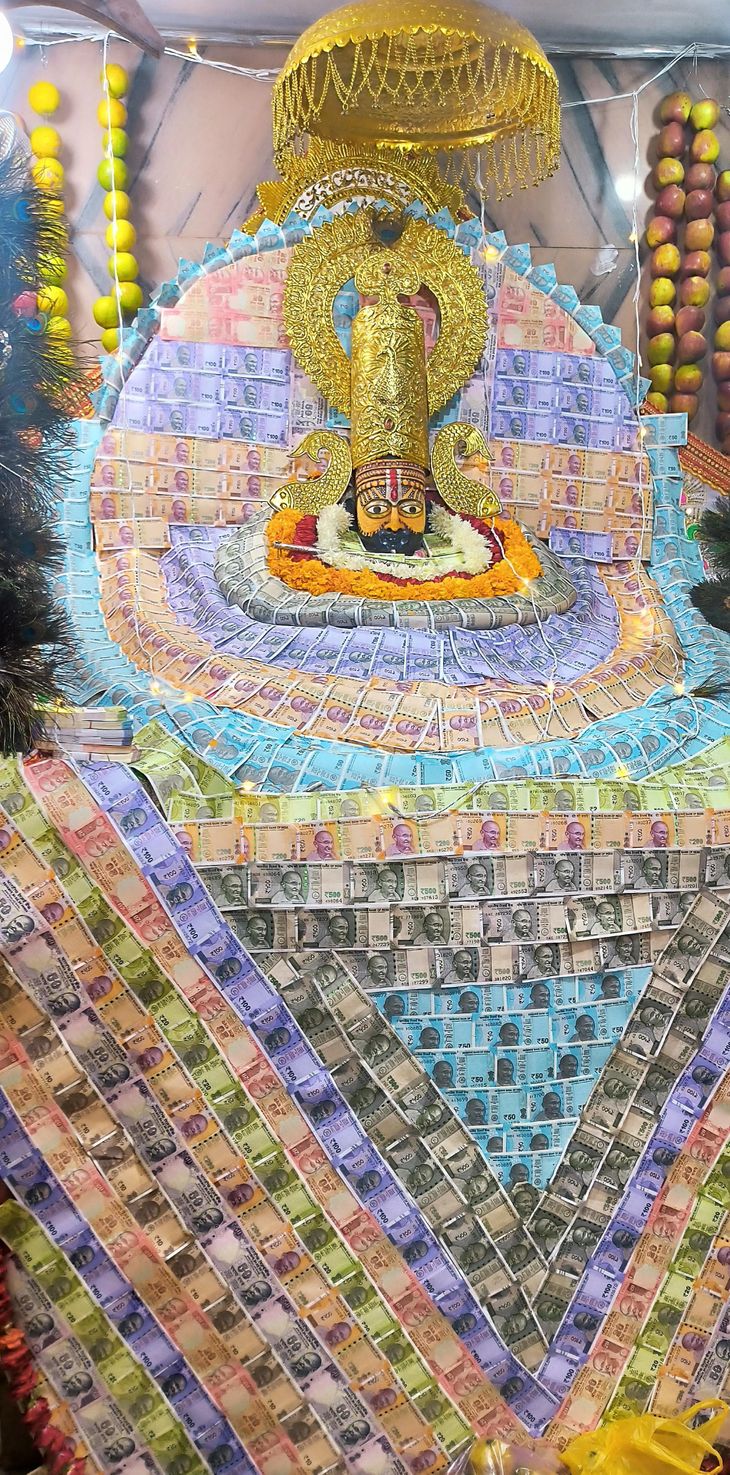 Khatu Shyam Baba was decorated with new notes of 500, 200, 100, 50 and ...