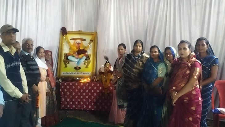 Gujarati Sen Samaj Mandsaur celebrated Annakoot Mahotsav in the temple ...