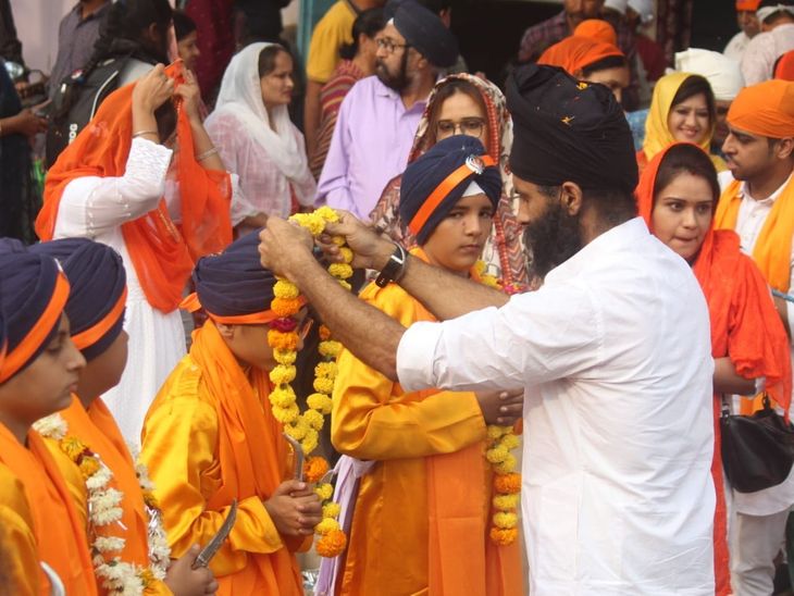 554th birth anniversary of Gurunanak Devji, city kirtan took place ...