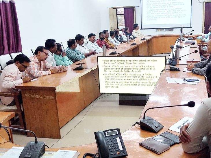 Master trainer gave training related to vote counting to journalists in Collectorate auditorium ...