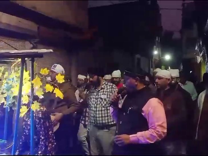 Shajapur - On Sunday, on the occasion of the sacred light festival of Shri Guru Nanak Dev ...