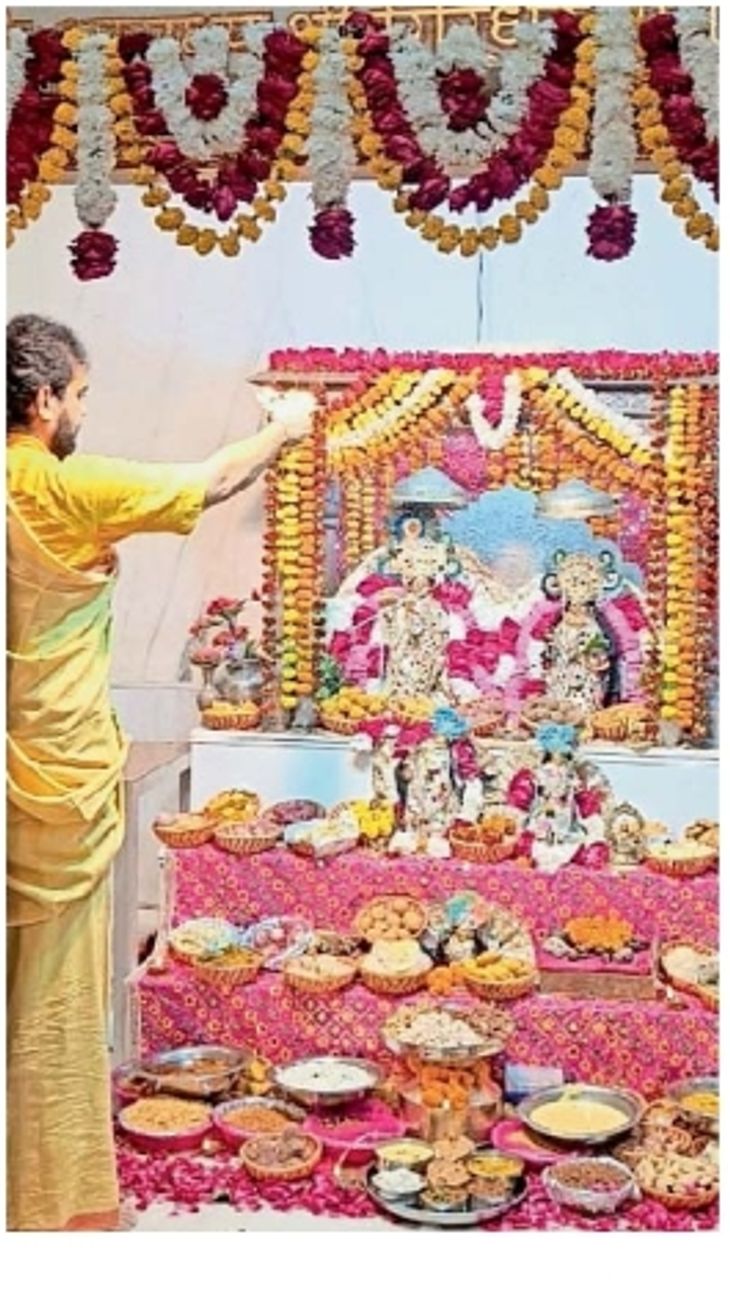 Shri Shri Maharaj performed Maha Aarti by decorating the tableau of 56 ...
