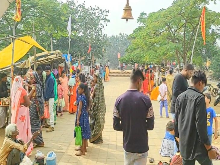 Devotees took a dip in picnic spot Boharhi Dham Pathri in Dharsiwa on ...