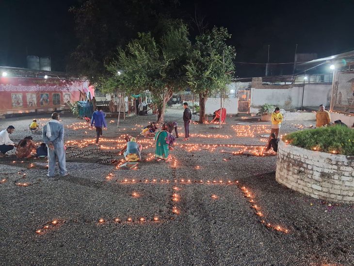 Dev Diwali celebrated in Manawar | मनावर में मनाई देव दीपावली: 11 हजार ...