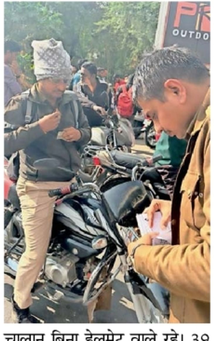 Policemen also issued challan for not wearing helmet | हेलमेट न लगाने ...