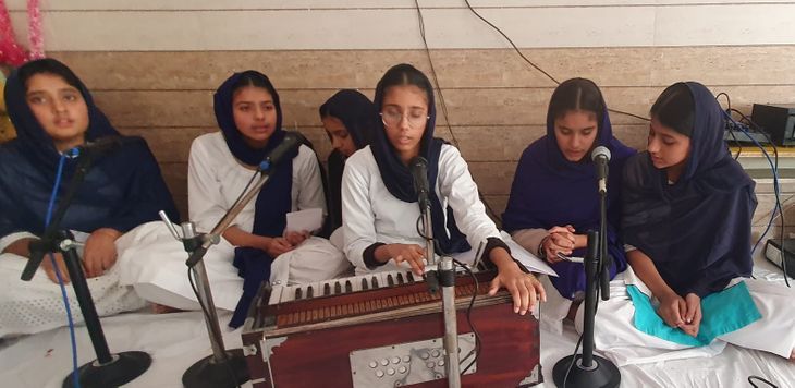 Guru Parva celebrated with great pomp in school | स्कूल में गुरु पर्व ...