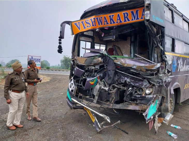 The bus went out of control and rammed into a mini truck. | बेकाबू होकर ...