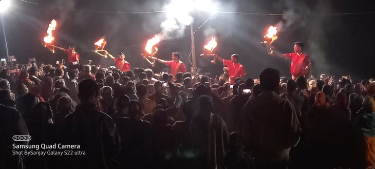Grand Aarti of Maa Saryu performed at Darauli Panch Mandira Ghat ...