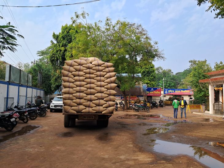 Overloaded grain trolley caught | अनाज की ओवरलोड ट्राली पकड़ी ...