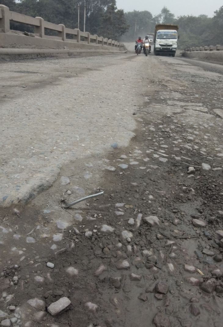 Deadly potholes formed on the road of Dhengurnala and Gevra Ghat bridge ...