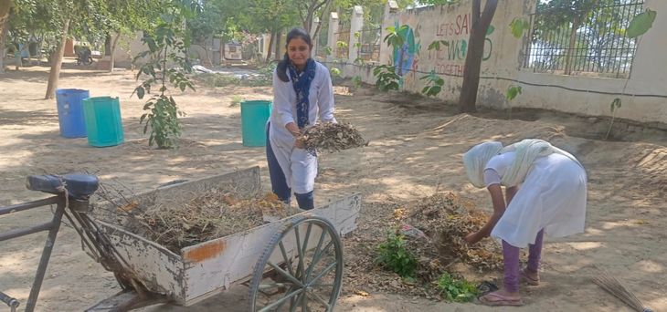 Girls started cleanliness campaign in NSS camp in MLB College | एमएलबी ...