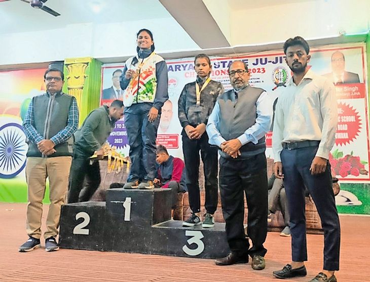 KVS student Madhu won gold medal | केविवि की छात्रा मधु ने जीता गोल्ड मेडल - Mahendragarh News ...