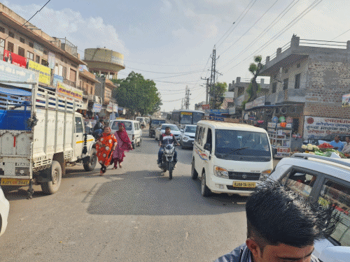 Common people troubled by traffic jam in Marwar Mundwa | मारवाड़ मूंडवा ...
