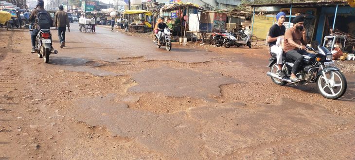 Dust is flying on the old bus stand, NPA is not even repairing the ...