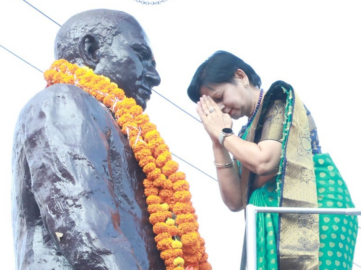 Case of garlanding Gaur statue by wearing shoes