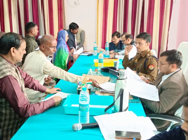 DM-SP listened to problems on Samadhan Divas in Mau | मऊ में समाधान ...