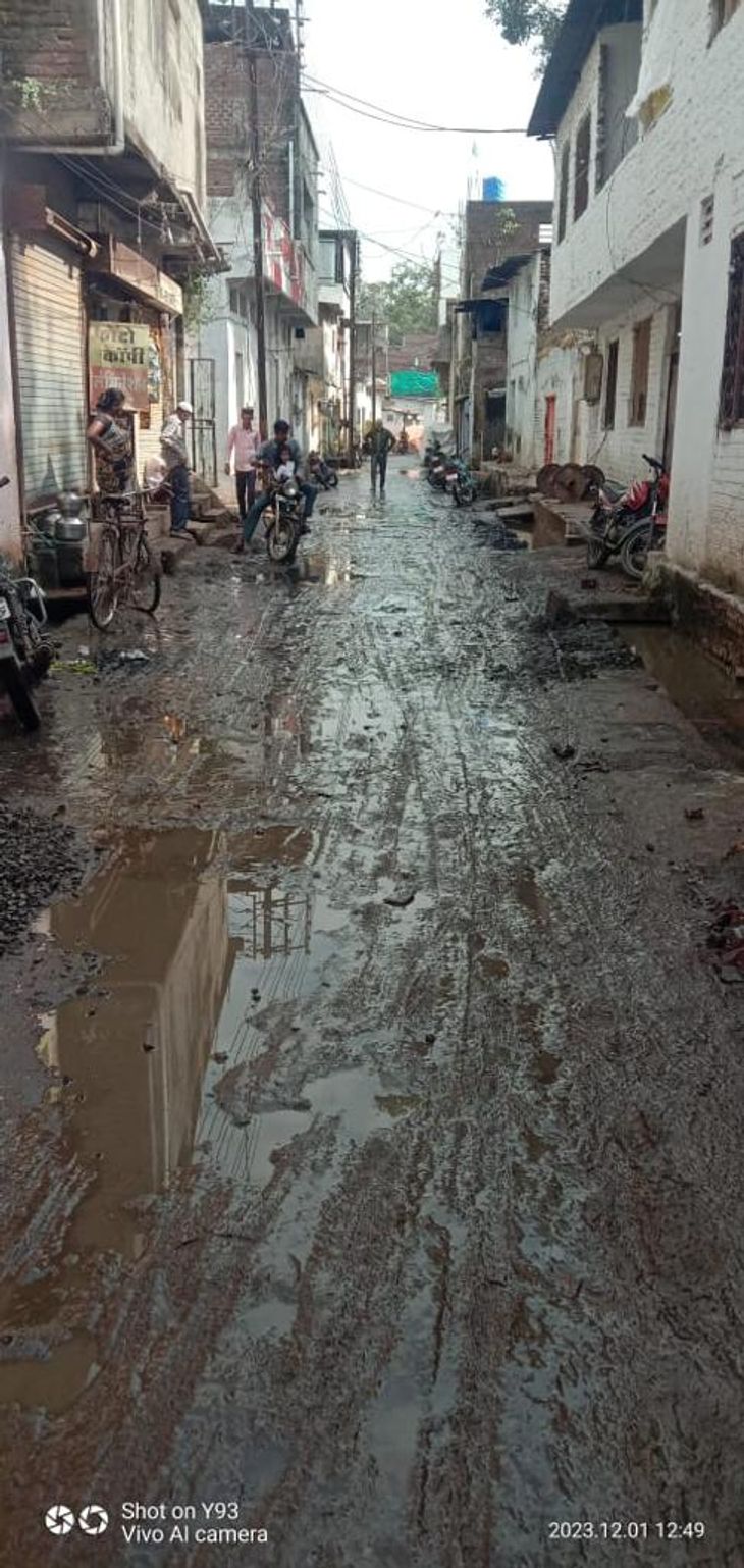 Due to choked drain, people were troubled all day due to water and mud ...