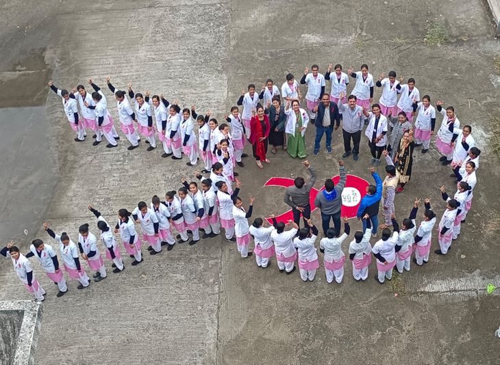 Human chain formed during AIDS Day Fortnight, gave awareness message ...
