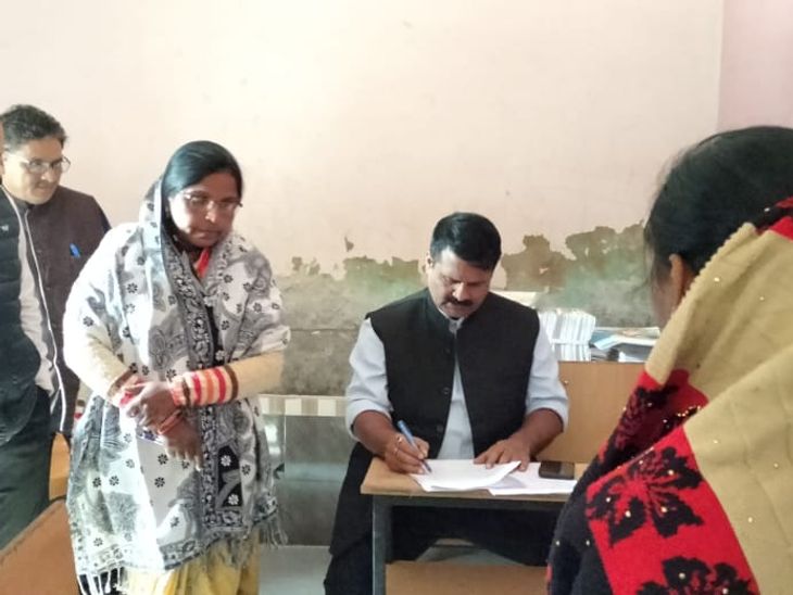Assistant Chief Electoral Officer Arvind Pandey reached Chandauli.