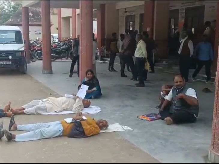 Uproar during Samadhan Divas in Pratapgarh | प्रतापगढ़ में समाधान दिवस ...