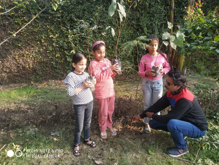 Yogesh Sethi, Chairman of Sathi Hath Badhana Sanstha, planted 10 ...